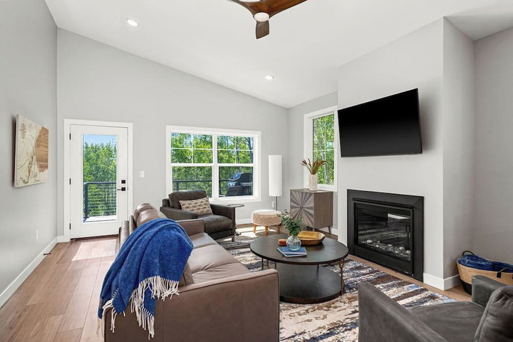 Riverwest Vista - Hot Tub, Sauna, Dog Friendly, Riverfront - Duluth, MN