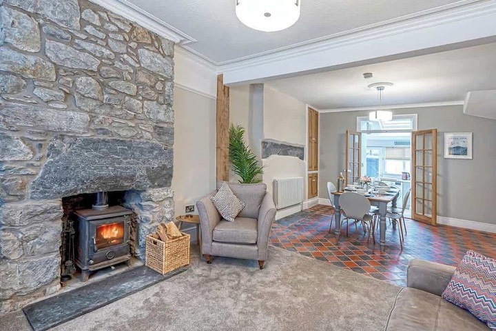 Central Victorian Townhouse | Woodburner & Parking - Dolgellau