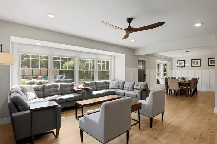 5 Bed 3 Bath - 10 Beds - In Town Traverse City With Heated Pool On Cedar Lake! - Traverse City, MI