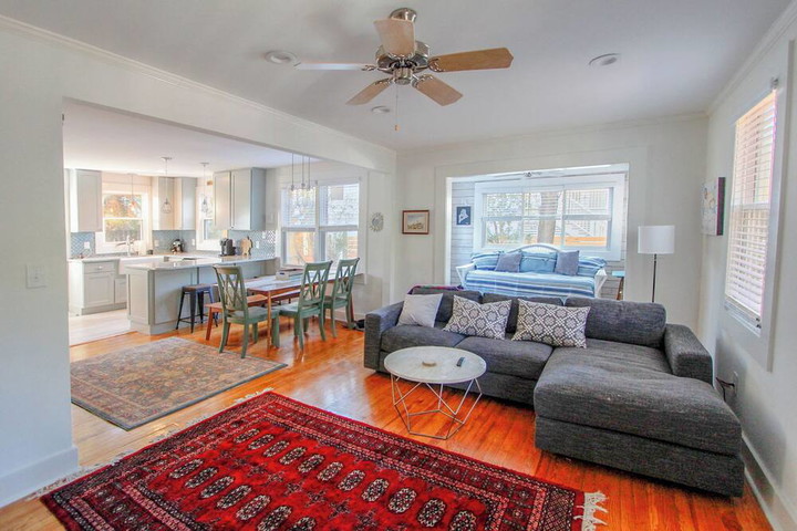 Charming Updated 2 Bedroom Beach Cottage. Walk To The Beach! Pet Friendly - Isle of Palms, SC