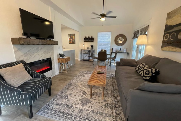 Cottage 8 Black, Pet-friendly One-bedroom Cottage With Loft, Hot Tub - Wimberley, TX