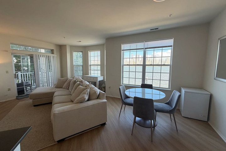 Spacious Waterfront City View 3-bedroom Apt 15 Min From City And Metlife - Secaucus, NJ