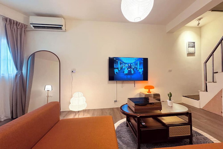 2-min Walk  Mrt/high-speed Wi-fi/55" Smart Tv /Sunny Balcony/retro Style - Taiwan