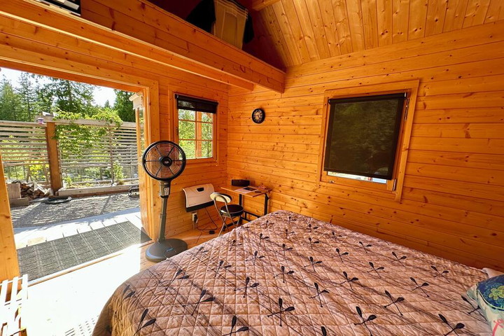 Garden Bay Hideaway Glamping - 2 Bunkie Cabins Site - British Columbia
