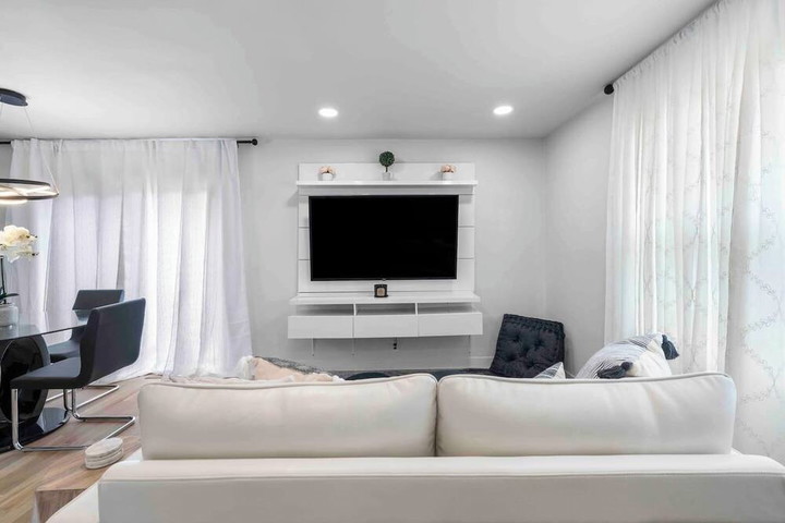 Elegant Modern 2br Escape With Secure Garage Parking - Ozark, MO