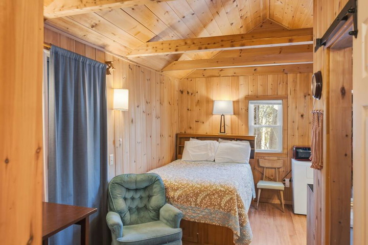 Davis Outpost: Pet-friendly Quiet Cabin W/ Ac. Screened Sunroom. Walk To Trails - Maine