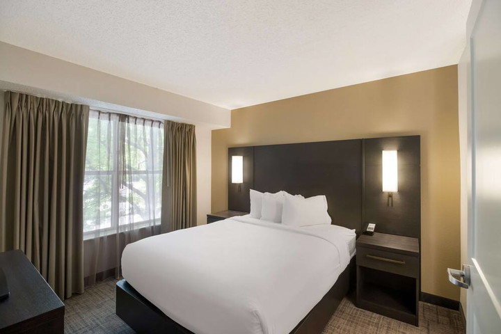 Minutes To Dallas Arboretum! Pets Allowed! W/ Pool Access & Sports Court Onsite! - Richardson, TX