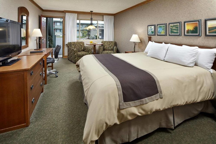 Standard King Room | Cavalier Oceanfront Resort | Convenience - San Simeón, CA