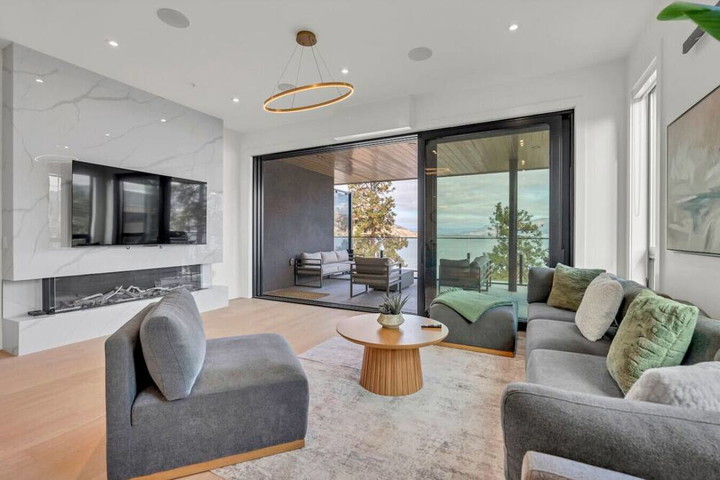 Lakeside Luxury 3br+flex Room With Stunning Views - Penticton