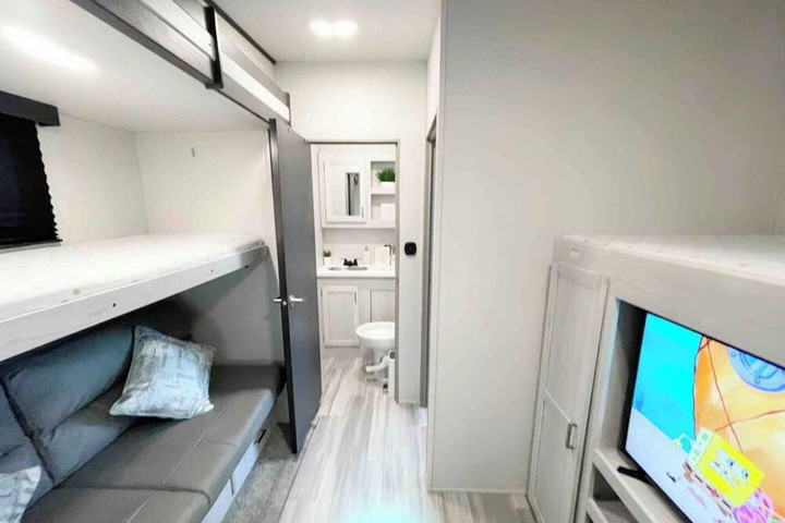 Johnny Love, Modern And Bright Paradise Rv - Chula Vista, CA