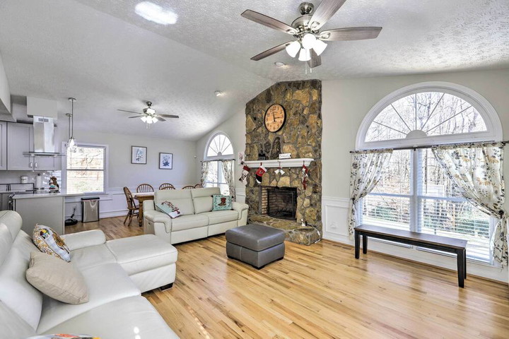 Suwanee House W/ Pool & Game Room! - Suwanee, GA