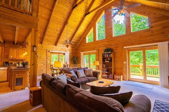 Beautiful Log Chalet/cabin With Hot Tub - Berkeley Springs, WV