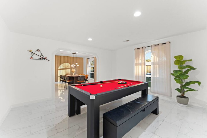 Spacious Houston Home Pool, Huge Covered Patio, Outdoor Kitchen - Sugar Land, TX