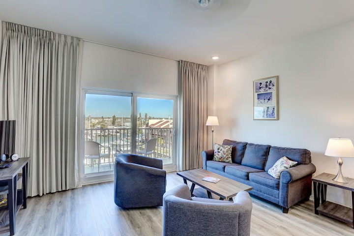 Madeira Bay Resort I #1509  Bright, Beachy & Pet-friendly - Madeira Beach, FL