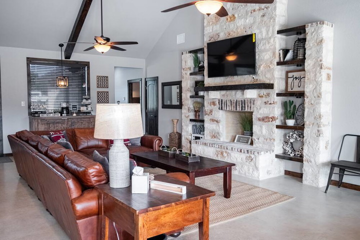 Custom Home With High End Finishes, Located In The Beautiful Golf Course - Utopia, TX