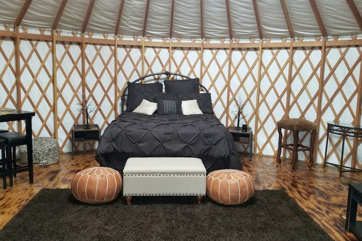 Luxurious Lakefront Yurt Rental For A Romantic Getaway Near Grapevine, Texas - Grapevine, TX