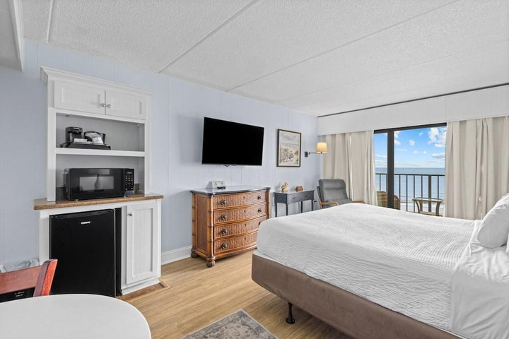 Oceanfront King Room With Private Balcony 4th Floor - Pawleys Island, SC