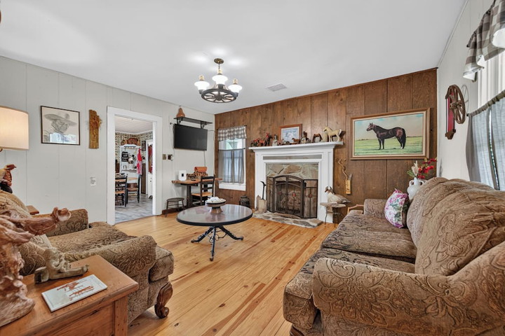 Escape To This Spacious Countryside Retreat Featuring Beautiful Mountain Views, A Wraparound Porch. - Galax, VA