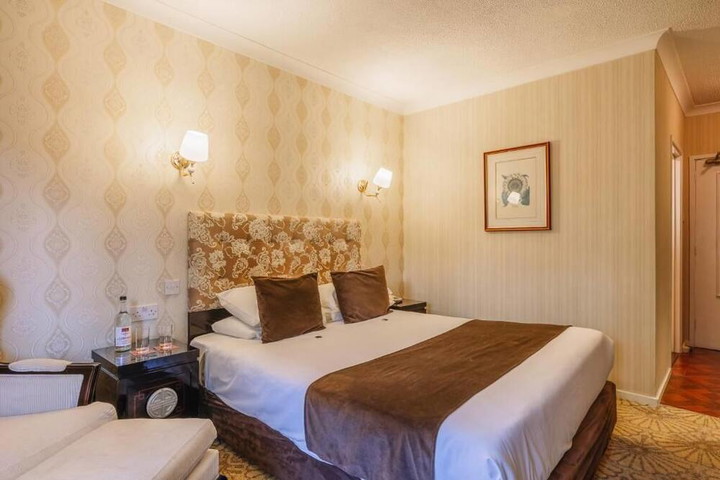 Historic Escape With Pool, Spa, Sauna Facility & Waterfront Modern Comforts - Essex