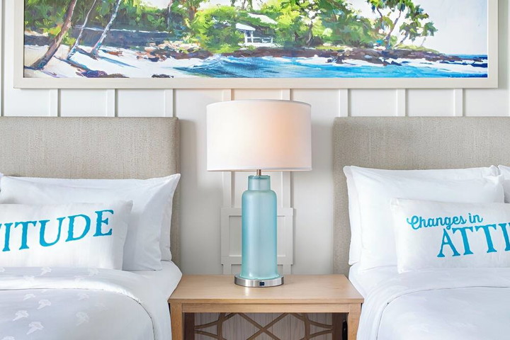 Escape To Island Vibes In A Kansas City Retreat W/ Swimming Pool & Pet Friendly - Kansas City, KS