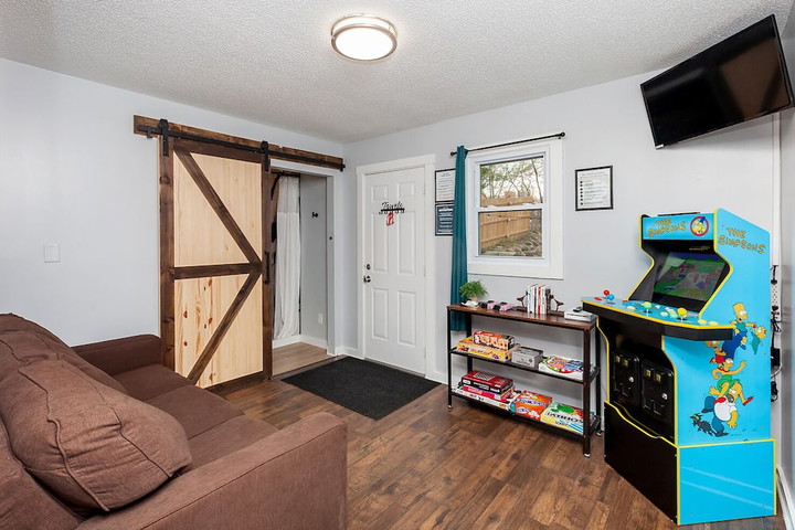 The Cow Tipper: Near Everything - Spa - Game Room - Fire Pit & Patio - Sleeps 10 - Des Moines, IA