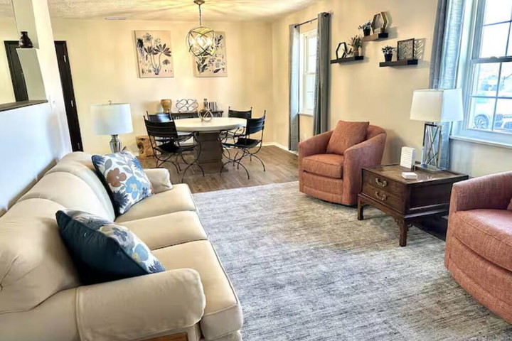 4br Modern Ranch , Sleeps 8 , Fenced Yard - Fishers, IN