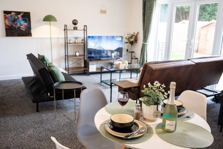 The Pines Villa 2 | Spacious 3br | Cinema, Games & Ev | Parking | Sleeps 10+ - Buckinghamshire