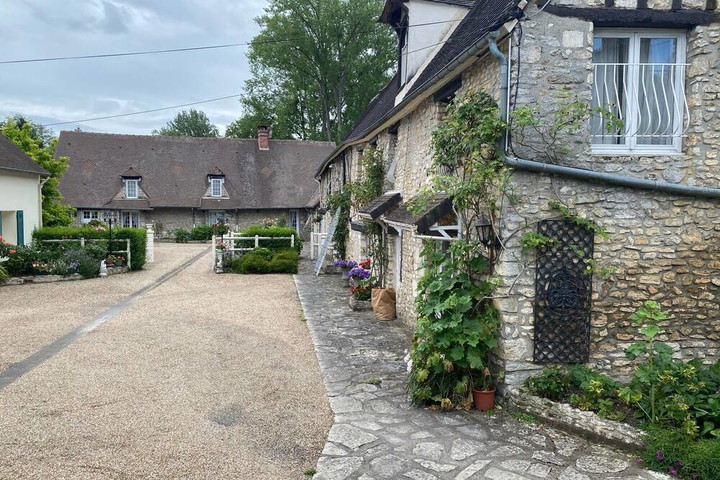 Chambre D'hôtes Le Relais Des Hirondelles - Camélia Jardin Dans La Propriété - Chaumont-en-Vexin