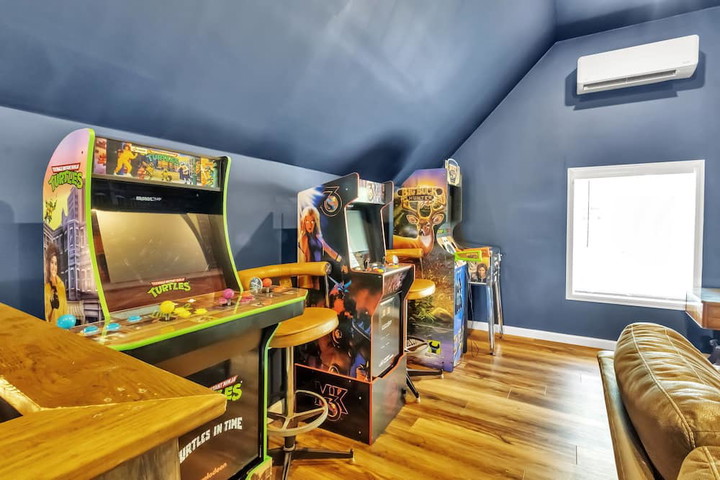 5 Br Home W/ Hot Tub & Game Room - Buffalo, NY