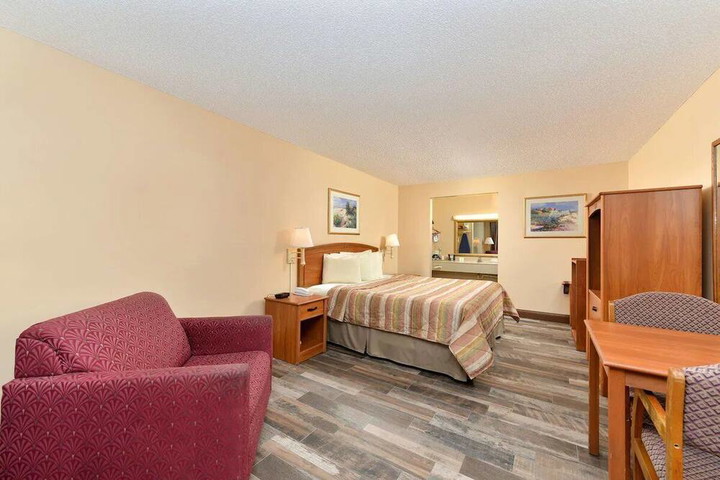 Stay Near St. Augustine Beach - 1.7 Mi | Room W/ Free Parking & Breakfast - Crescent Beach, FL