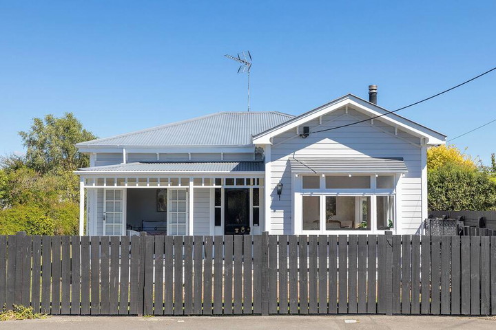 Cottage On Strasbourge: 2-minute Walk To Martinborough Square, Bikes - Martinborough