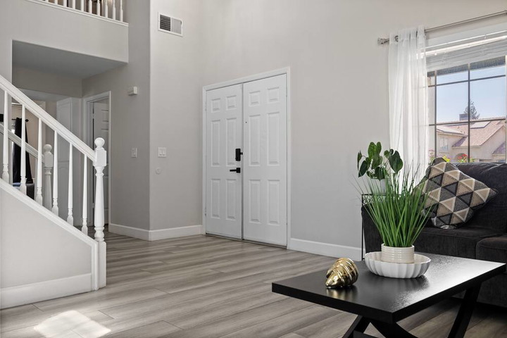 Casa Bella Gardens- Spacious 5-bedroom House In Welcoming Bakersfield With Pool - Bakersfield, CA