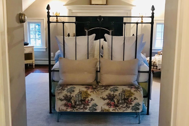 Enjoy Our 3-story, Family-friendly Carriage House Fireplace And Outdoor Fire Pit - Newtown, CT