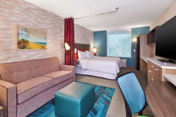 Your Home Away From Home! Onsite Pool, Free Parking, Breakfast, Pets Allowed! - Wilmington, NC