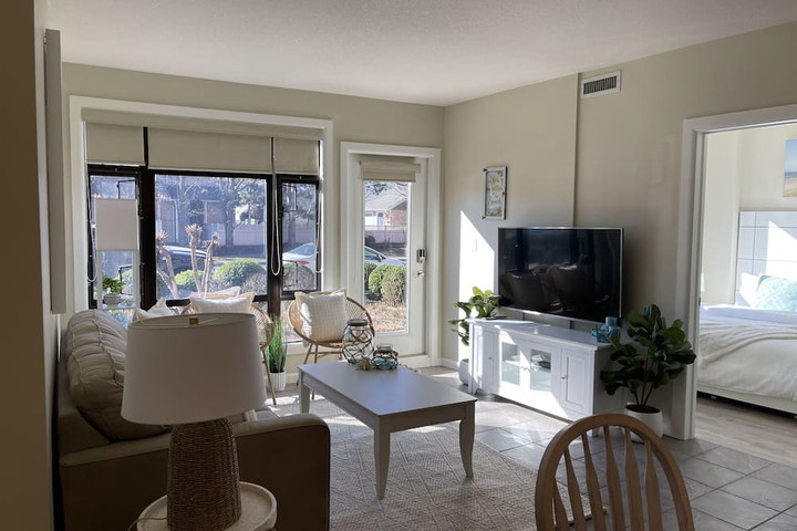 Sunny Side Condo W/ Pool - 5 Min Walk To The Beach - Kelowna