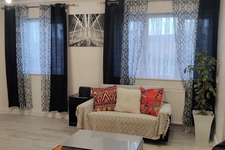 Apartment - Sleeps 4 - Balcony - Parking - Romford