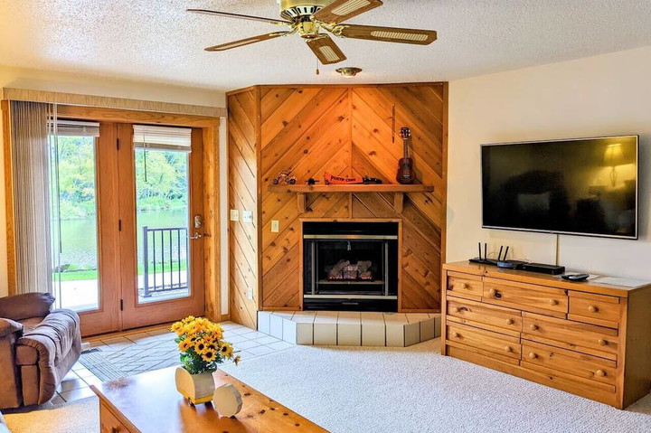 1br Upperdells Riverfront: Jacuzzi, Pool & Hot Tub - Wisconsin Dells, WI