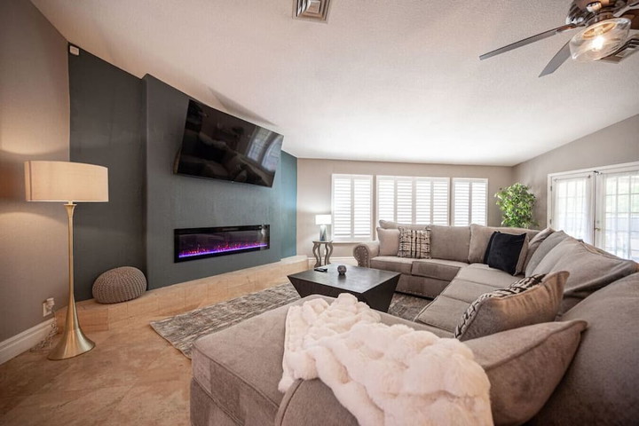 Palm Palace 10 Min To Strip - Gated 1/2 Acre Oasis - North Las Vegas, NV
