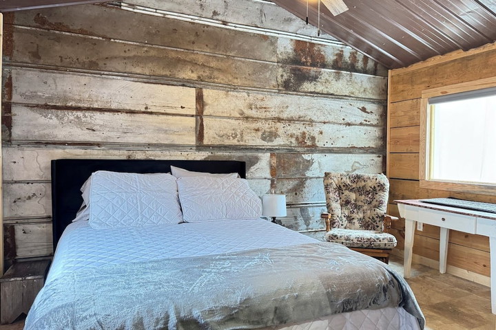 Secluded One Bedroom Cabin With Large Deck Overlooking A Wooded Gully. - Grenada, MS