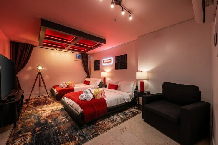 Manhattan Group Stay Private Yard + Theater Room - New York City