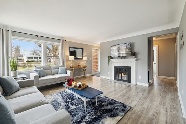 Spacious 7-bedroom House With Wifi And Massive Backyard In Marvelous Plymouth - Livonia