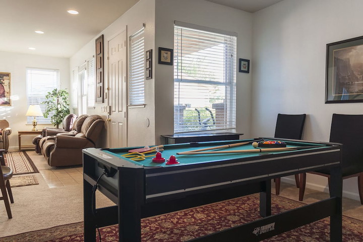 Spacious 6b/3b Safe&quiet, +15 Beds, Jacuzzi, Fireplace, Exotic Fruits - Fresno, CA