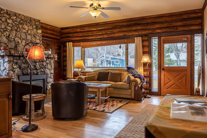 Scout's Rest In Cody - Beautiful Cozy Log Cabin That Sleeps 8! - Cody, WY