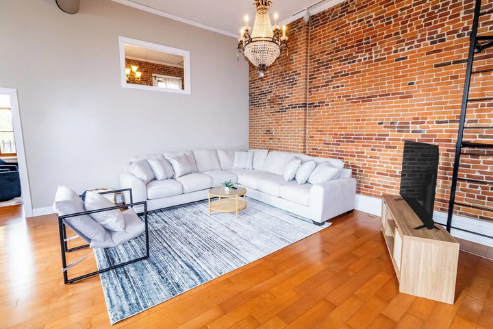 Loft Over Main: The 3rd Floor Urban Lookout 2br - Waterloo, IA