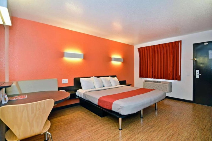 Spacious King Bed | Smoking - Fairfield, CA
