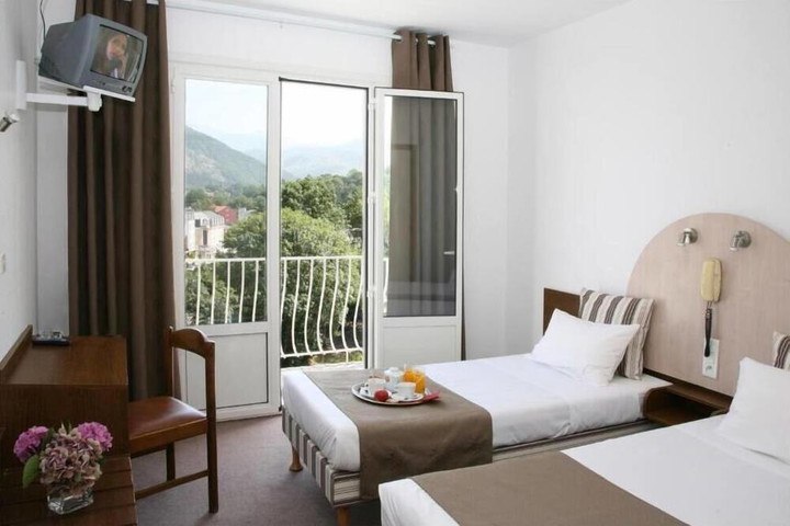 Serene & Spacious Unit With Balcony, Parking, Onsite Restaurant! - Lourdes