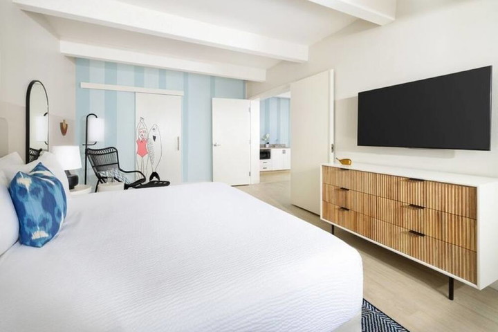 Breezy Key West Stay | Renovated Rooms, Pool, Bar & Nightly Fun - Stock Island, FL
