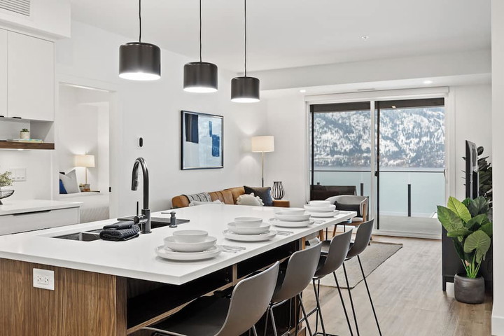 Mckinley Beach. Sleeps 4. Lakeview. 1200sq Ft. - Kelowna