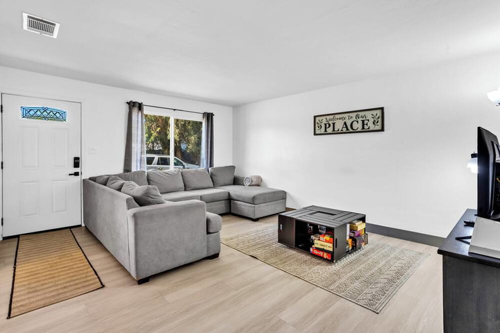 Fully Remodeled Beauty In The Heart Of Vacaville W/ Huge Backyard! - Vacaville, CA
