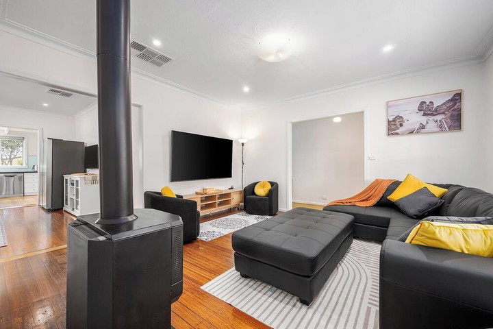Spacious Multifunctional 5br Retreat With Backyard - Mitcham